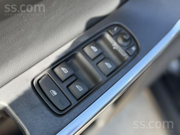 Black Volvo XC60 2012 in Riga, with an engine capacity of 2.00 L and mileage of 345 thousand km for 7990 €, photo 6 on AUTOMOTO.COM.LV