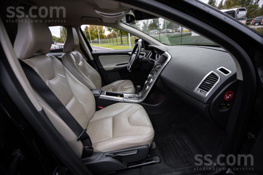 Melns Volvo XC60 2012 Jelgava, ar dzinēja tilpumu 2.40 L un nobraukumu 317 tūkst. km par 7500 €, foto 11 vietnē AUTOMOTO.COM.LV