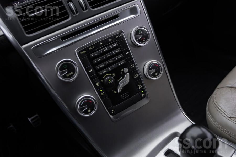 Melns Volvo XC60 2012 Jelgava, ar dzinēja tilpumu 2.40 L un nobraukumu 317 tūkst. km par 7500 €, foto 16 vietnē AUTOMOTO.COM.LV
