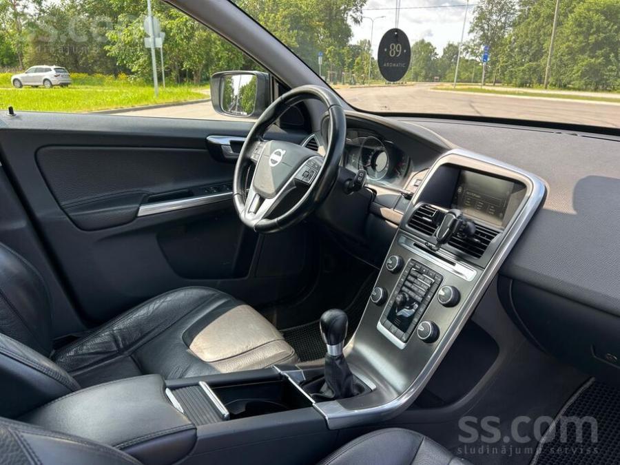 Black Volvo XC60 2013 in Riga, with an engine capacity of 2.00 L and mileage of 305 thousand km for 8350 €, photo 11 on AUTOMOTO.COM.LV