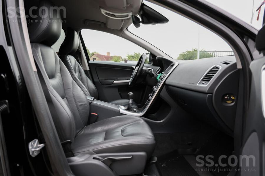 Melns Volvo XC60 2013 Jelgava, ar dzinēja tilpumu 2.00 L un nobraukumu 0 tūkst. km par 11500 €, foto 14 vietnē AUTOMOTO.COM.LV