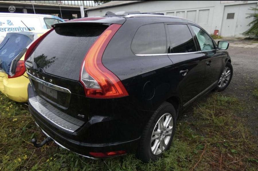 Black Volvo XC60 2013 in Marijampole, with an engine capacity of 2.40 L and mileage of 300 thousand km for 8200 €, photo 5 on AUTOMOTO.COM.LV