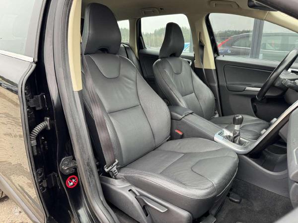 Black Volvo XC60 2013 in Vilnius, with an engine capacity of 2.40 L and mileage of 195 thousand km for 9350 €, photo 8 on AUTOMOTO.COM.LV