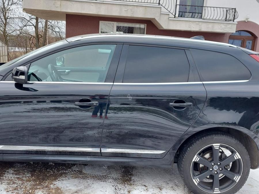 Black Volvo XC60 2013 in Jonava, with an engine capacity of 2.40 L and mileage of 254 thousand km for 13500 €, photo 6 on AUTOMOTO.COM.LV
