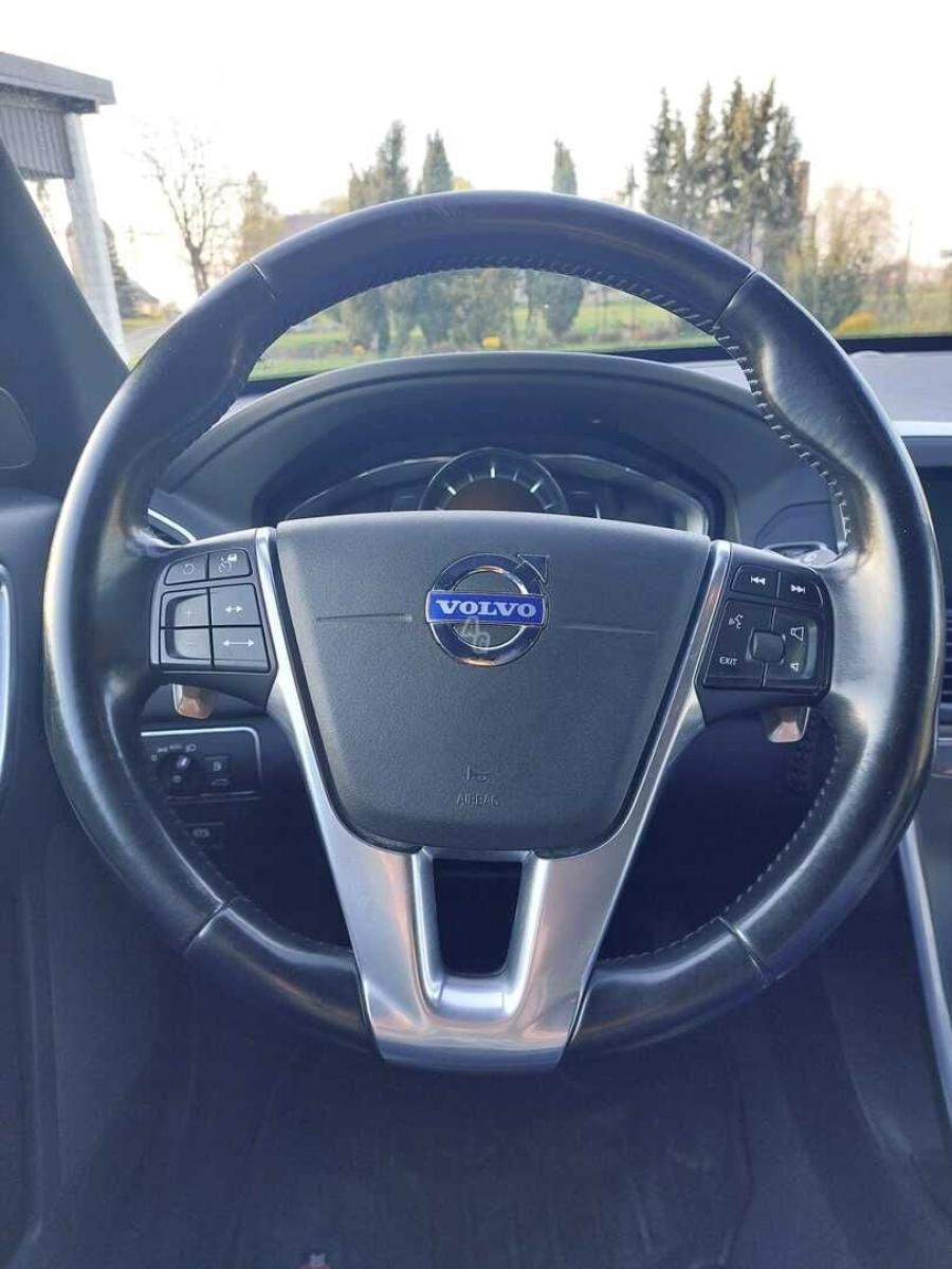 Black Volvo XC60 2013 in Jonava, with an engine capacity of 2.40 L and mileage of 254 thousand km for 13500 €, photo 8 on AUTOMOTO.COM.LV