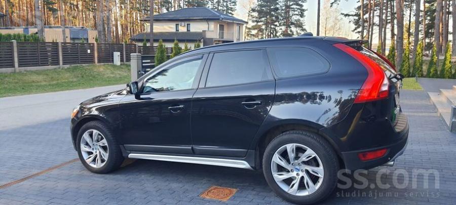 Black Volvo XC60 2013 in Riga, with an engine capacity of 2.40 L and mileage of 285 thousand km for 8500 €, photo 6 on AUTOMOTO.COM.LV