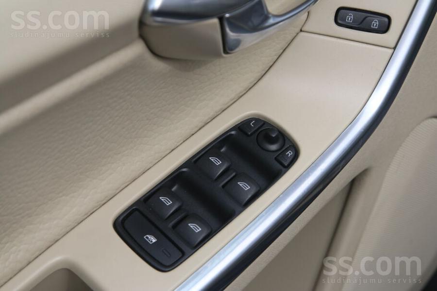 Black Volvo XC60 2013 in Riga, with an engine capacity of 2.00 L and mileage of 262 thousand km for 5990 €, photo 8 on AUTOMOTO.COM.LV