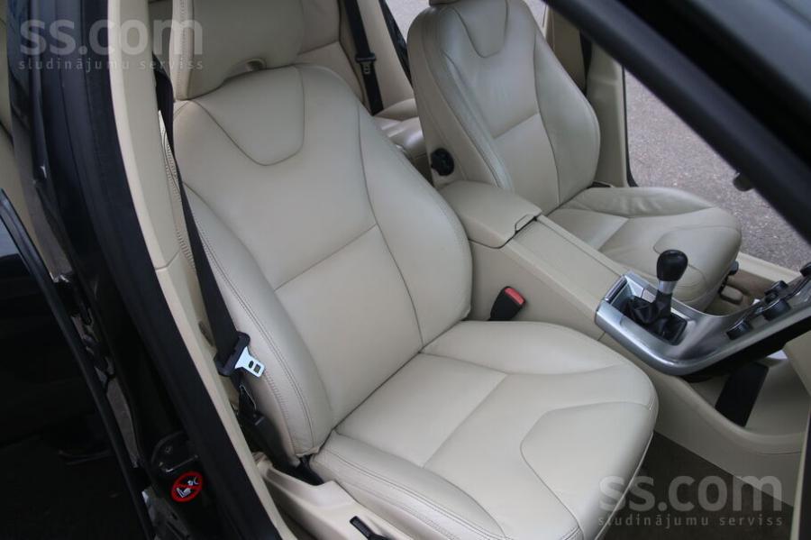 Black Volvo XC60 2013 in Riga, with an engine capacity of 2.00 L and mileage of 262 thousand km for 5990 €, photo 15 on AUTOMOTO.COM.LV