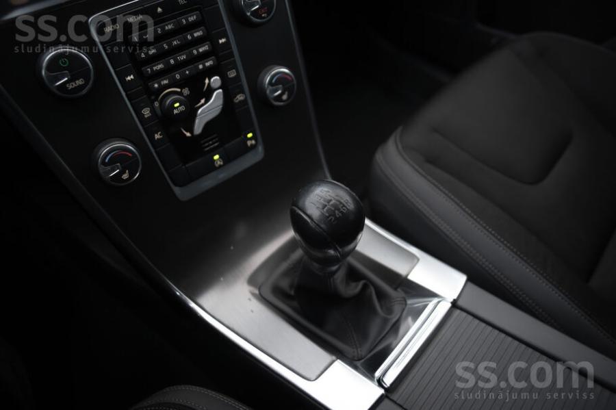 Melns Volvo XC60 2013 Tukums, ar dzinēja tilpumu 2.00 L un nobraukumu 257 tūkst. km par 10990 €, foto 28 vietnē AUTOMOTO.COM.LV