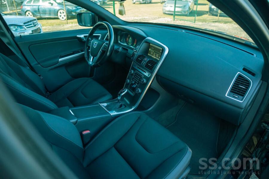 Melns Volvo XC60 2013 Liepāja, ar dzinēja tilpumu 2.00 L un nobraukumu 297 tūkst. km par 10300 €, foto 14 vietnē AUTOMOTO.COM.LV