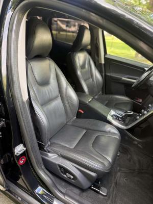 Black Volvo XC60 2013 in Marijampole, with an engine capacity of 2.40 L and mileage of 310 thousand km for 10000 €, photo 14 on AUTOMOTO.COM.LV
