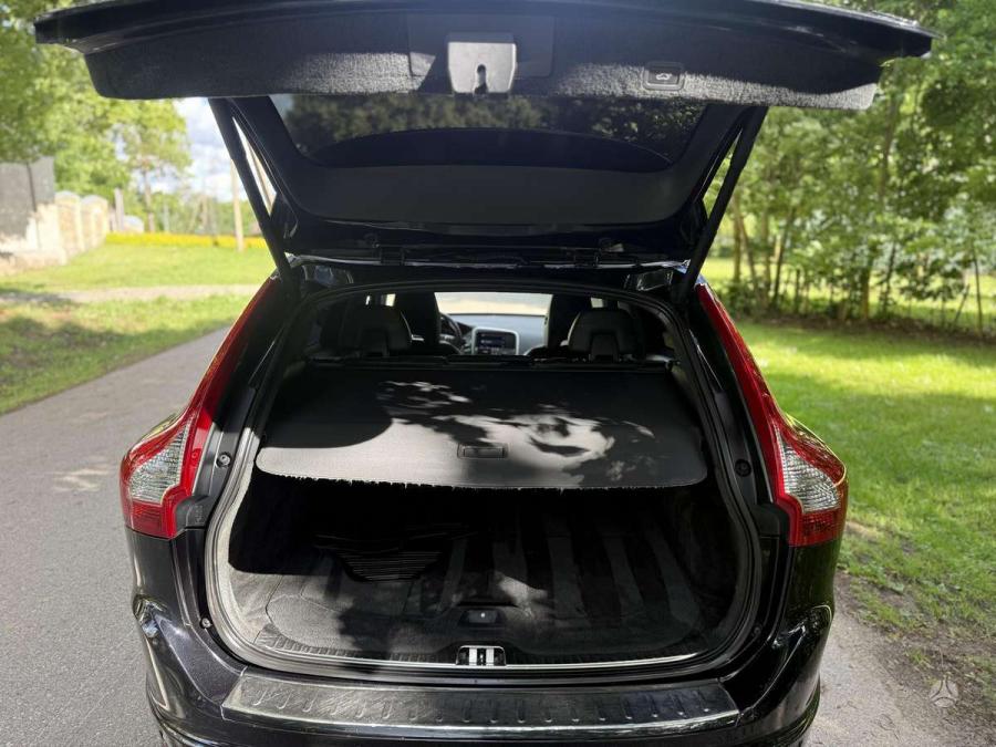 Black Volvo XC60 2013 in Marijampole, with an engine capacity of 2.40 L and mileage of 310 thousand km for 10000 €, photo 17 on AUTOMOTO.COM.LV