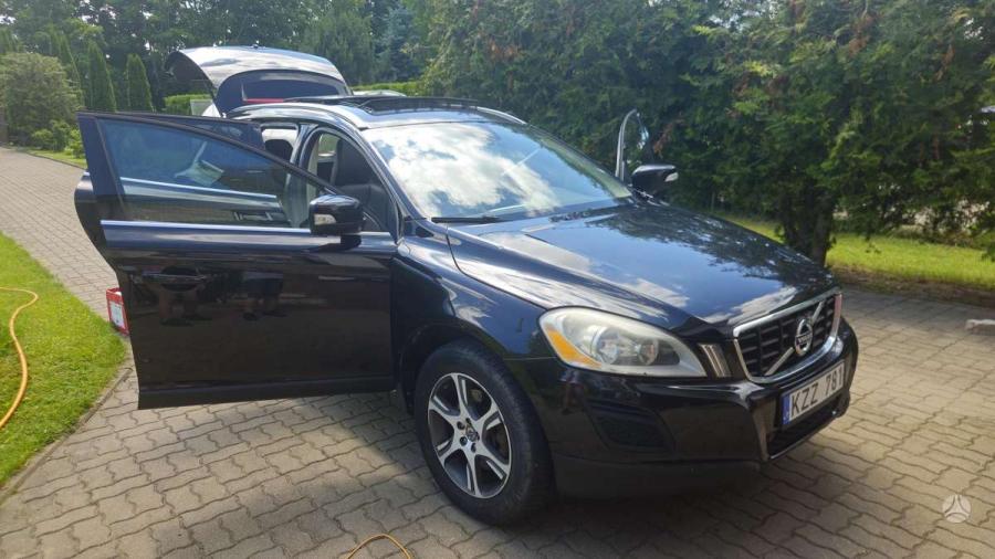 Melns Volvo XC60 2013 Viļņa, ar dzinēja tilpumu 2.95 L un nobraukumu 221 tūkst. km par 7000 €, foto 1 vietnē AUTOMOTO.COM.LV