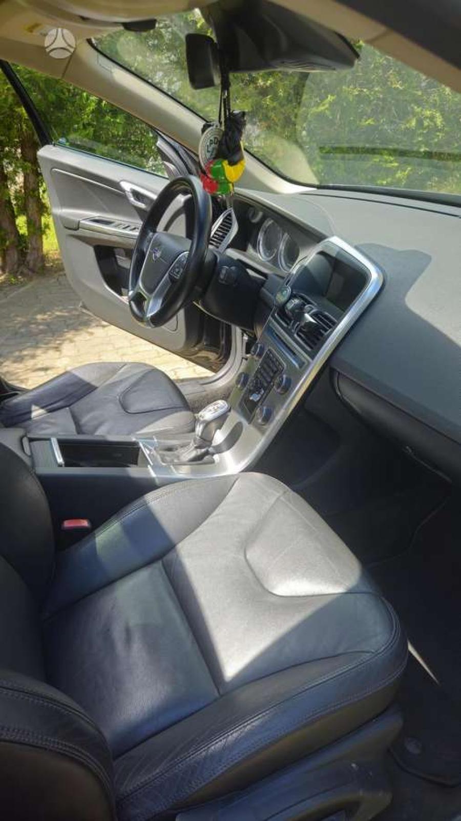 Melns Volvo XC60 2013 Viļņa, ar dzinēja tilpumu 2.95 L un nobraukumu 221 tūkst. km par 7000 €, foto 13 vietnē AUTOMOTO.COM.LV
