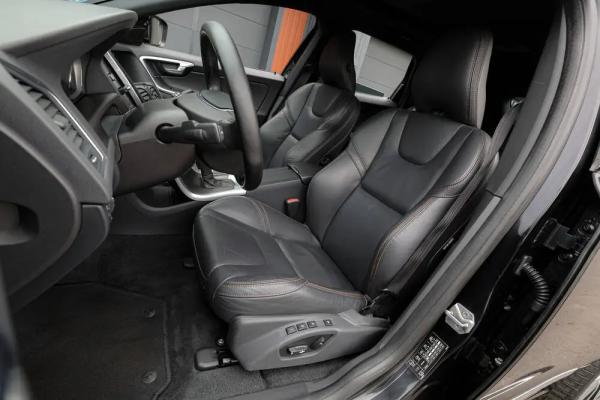 Melns Volvo XC60 2013 Jelgava, ar dzinēja tilpumu 2.00 L un nobraukumu 305 tūkst. km par 13850 €, foto 9 vietnē AUTOMOTO.COM.LV