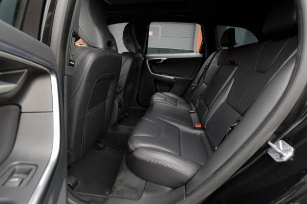 Melns Volvo XC60 2013 Jelgava, ar dzinēja tilpumu 2.00 L un nobraukumu 305 tūkst. km par 13850 €, foto 10 vietnē AUTOMOTO.COM.LV