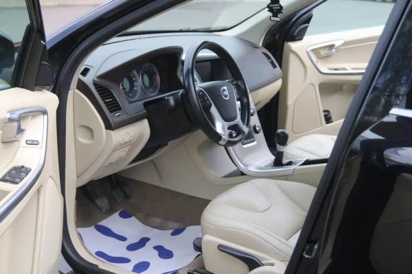 Melns Volvo XC60 2013 Rīga, ar dzinēja tilpumu 2.00 L un nobraukumu 262 tūkst. km par 8490 €, foto 5 vietnē AUTOMOTO.COM.LV
