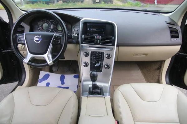 Melns Volvo XC60 2013 Rīga, ar dzinēja tilpumu 2.00 L un nobraukumu 262 tūkst. km par 8490 €, foto 6 vietnē AUTOMOTO.COM.LV