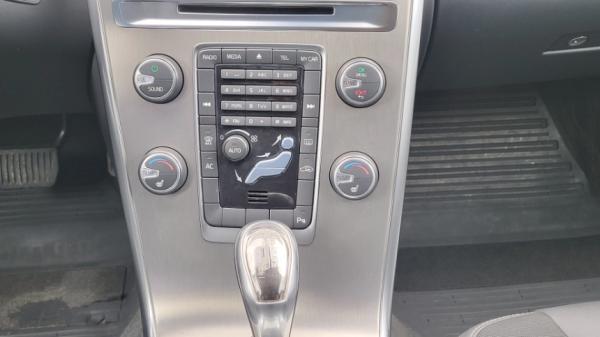 Melns Volvo XC60 2013 Rīga, ar dzinēja tilpumu 2.00 L un nobraukumu 135 tūkst. km par 11200 €, foto 4 vietnē AUTOMOTO.COM.LV