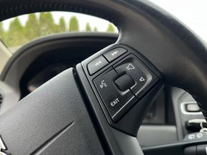 Black Volvo XC60 2013 in Riga, with an engine capacity of 2.40 L and mileage of 320 thousand km for 9590 €, photo 4 on AUTOMOTO.COM.LV