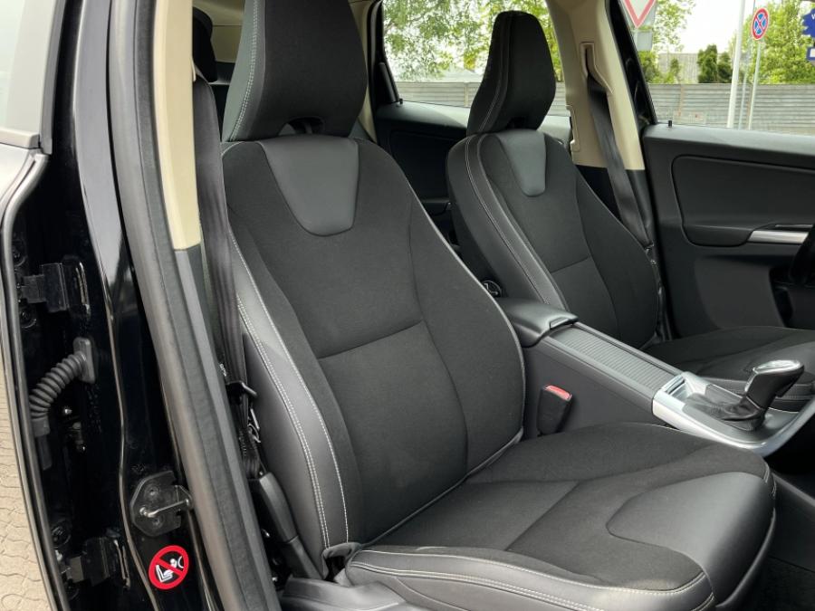 Black Volvo XC60 2013 in Riga, with an engine capacity of 2.40 L and mileage of 320 thousand km for 9590 €, photo 10 on AUTOMOTO.COM.LV