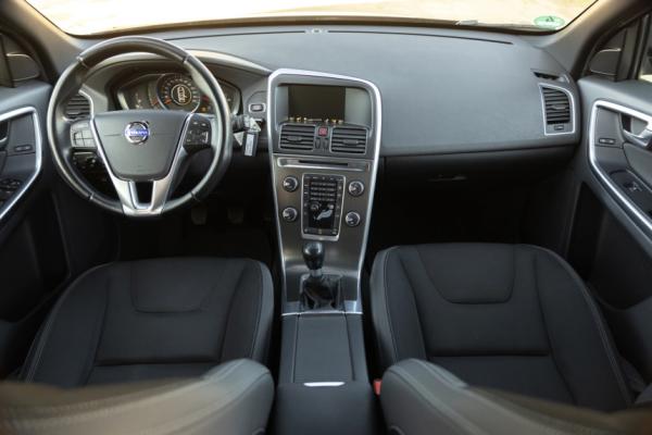Melns Volvo XC60 2013 Rīga, ar dzinēja tilpumu 2.00 L un nobraukumu 295 tūkst. km par 9990 €, foto 3 vietnē AUTOMOTO.COM.LV