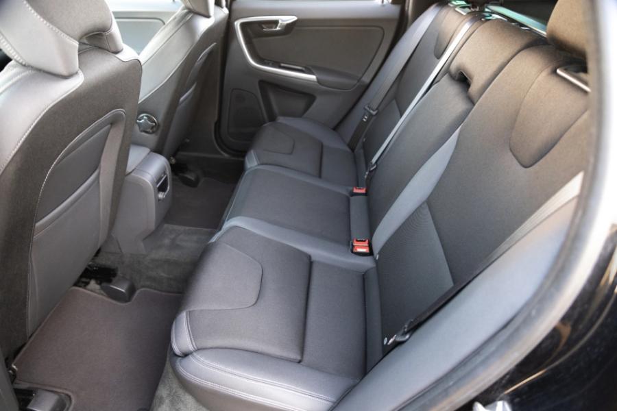 Melns Volvo XC60 2013 Rīga, ar dzinēja tilpumu 2.00 L un nobraukumu 295 tūkst. km par 9990 €, foto 6 vietnē AUTOMOTO.COM.LV