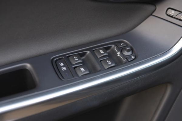 Melns Volvo XC60 2013 Rīga, ar dzinēja tilpumu 2.00 L un nobraukumu 295 tūkst. km par 9990 €, foto 6 vietnē AUTOMOTO.COM.LV