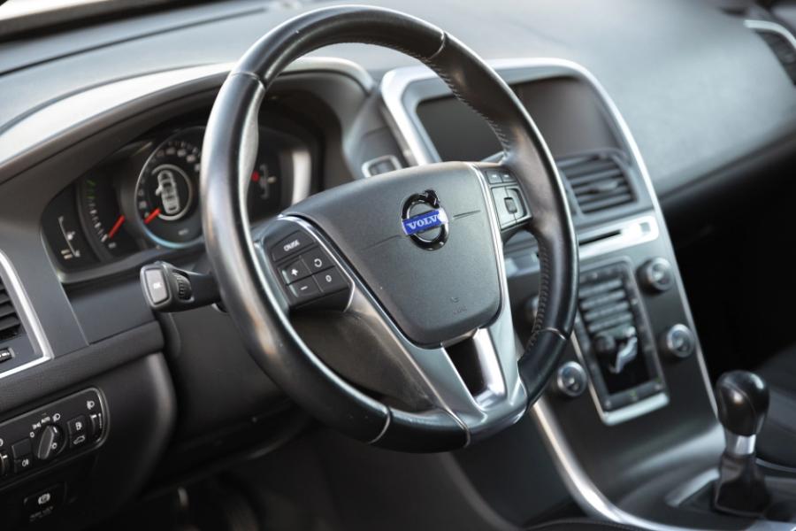 Melns Volvo XC60 2013 Rīga, ar dzinēja tilpumu 2.00 L un nobraukumu 295 tūkst. km par 9990 €, foto 18 vietnē AUTOMOTO.COM.LV