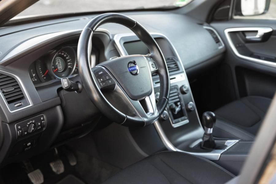Melns Volvo XC60 2013 Rīga, ar dzinēja tilpumu 2.00 L un nobraukumu 295 tūkst. km par 9990 €, foto 19 vietnē AUTOMOTO.COM.LV