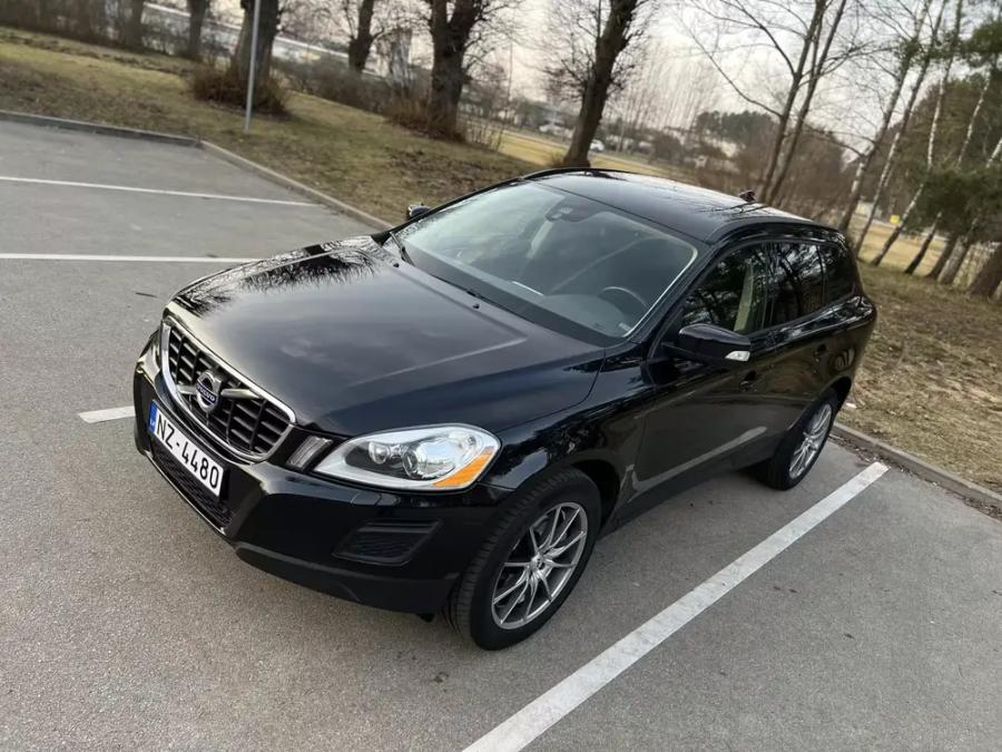 Black Volvo XC60 2013 in Riga, with an engine capacity of 2.00 L and mileage of 283 thousand km for 10190 €, photo 8 on AUTOMOTO.COM.LV