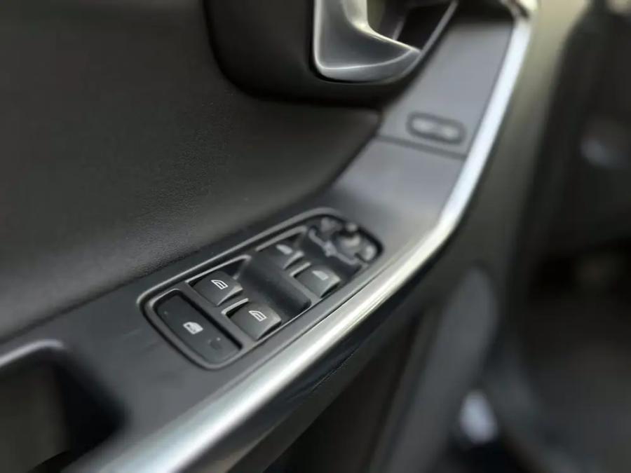 Black Volvo XC60 2013 in Riga, with an engine capacity of 2.00 L and mileage of 283 thousand km for 10190 €, photo 14 on AUTOMOTO.COM.LV