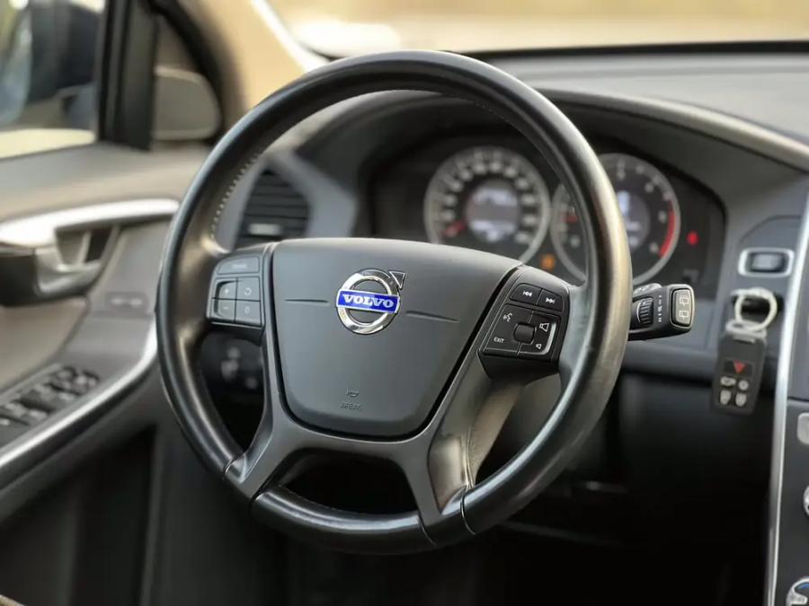 Black Volvo XC60 2013 in Riga, with an engine capacity of 2.00 L and mileage of 283 thousand km for 10190 €, photo 20 on AUTOMOTO.COM.LV