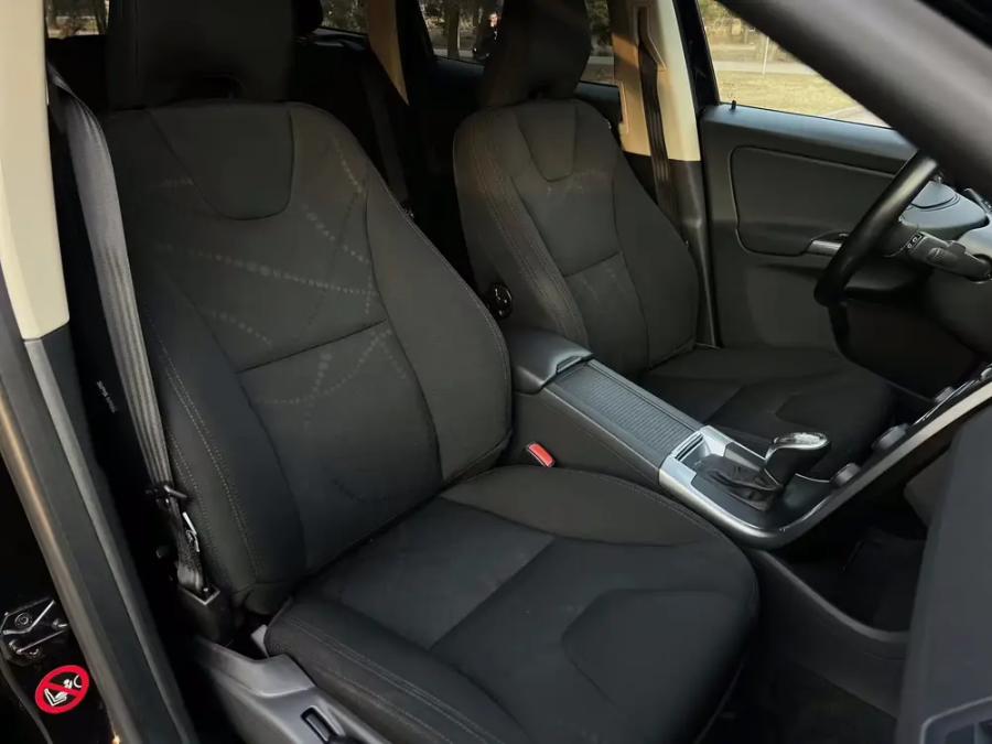 Black Volvo XC60 2013 in Riga, with an engine capacity of 2.00 L and mileage of 283 thousand km for 10190 €, photo 22 on AUTOMOTO.COM.LV