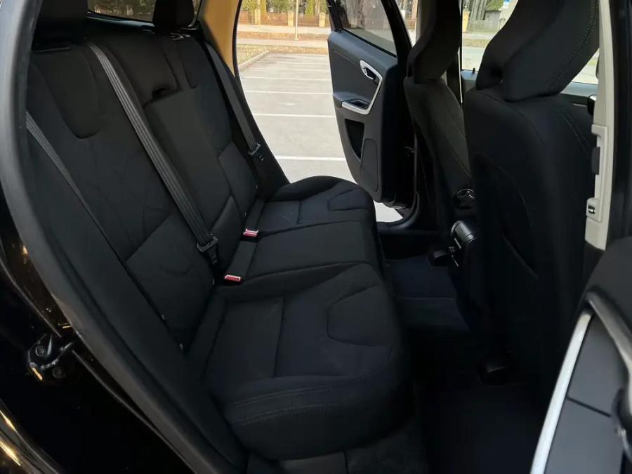Black Volvo XC60 2013 in Riga, with an engine capacity of 2.00 L and mileage of 283 thousand km for 10190 €, photo 23 on AUTOMOTO.COM.LV