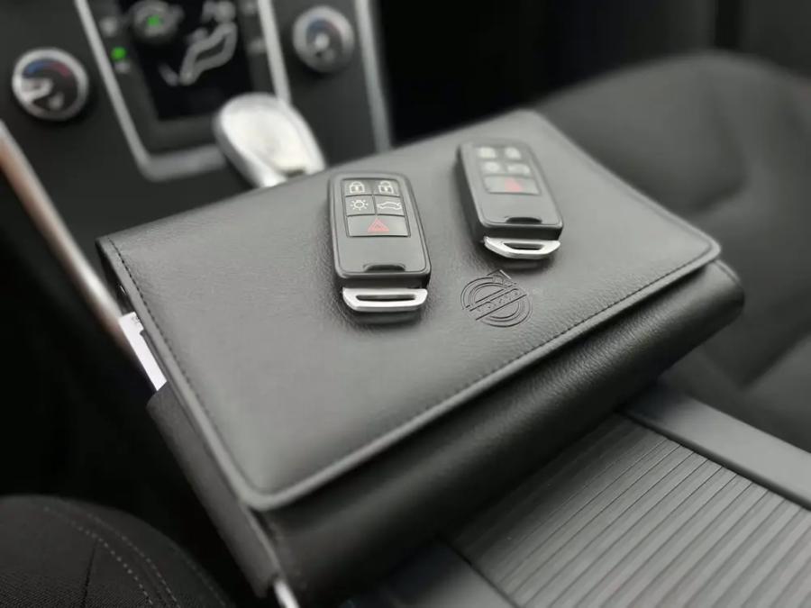 Black Volvo XC60 2013 in Riga, with an engine capacity of 2.00 L and mileage of 283 thousand km for 10190 €, photo 28 on AUTOMOTO.COM.LV