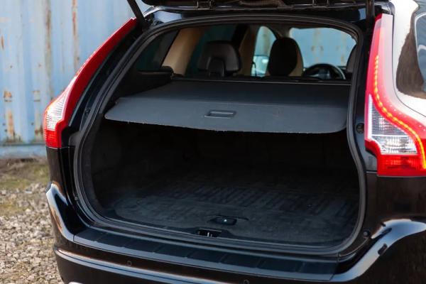 Melns Volvo XC60 2013 Rīga, ar dzinēja tilpumu 2.00 L un nobraukumu 324 tūkst. km par 10250 €, foto 6 vietnē AUTOMOTO.COM.LV