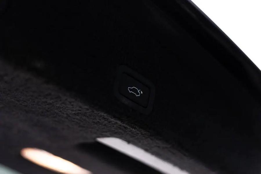 Melns Volvo XC60 2013 Rīga, ar dzinēja tilpumu 2.00 L un nobraukumu 324 tūkst. km par 10250 €, foto 8 vietnē AUTOMOTO.COM.LV