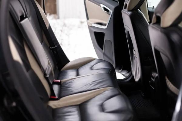 Melns Volvo XC60 2013 Rīga, ar dzinēja tilpumu 2.00 L un nobraukumu 324 tūkst. km par 10250 €, foto 10 vietnē AUTOMOTO.COM.LV