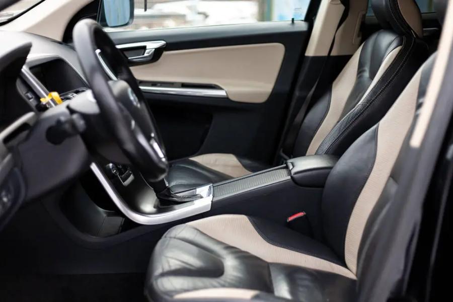 Melns Volvo XC60 2013 Rīga, ar dzinēja tilpumu 2.00 L un nobraukumu 324 tūkst. km par 10250 €, foto 19 vietnē AUTOMOTO.COM.LV