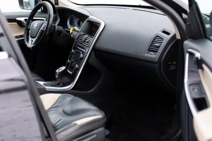Melns Volvo XC60 2013 Rīga, ar dzinēja tilpumu 2.00 L un nobraukumu 324 tūkst. km par 10250 €, foto 20 vietnē AUTOMOTO.COM.LV