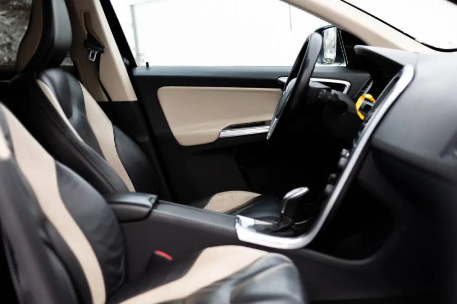 Melns Volvo XC60 2013 Rīga, ar dzinēja tilpumu 2.00 L un nobraukumu 324 tūkst. km par 10250 €, foto 21 vietnē AUTOMOTO.COM.LV