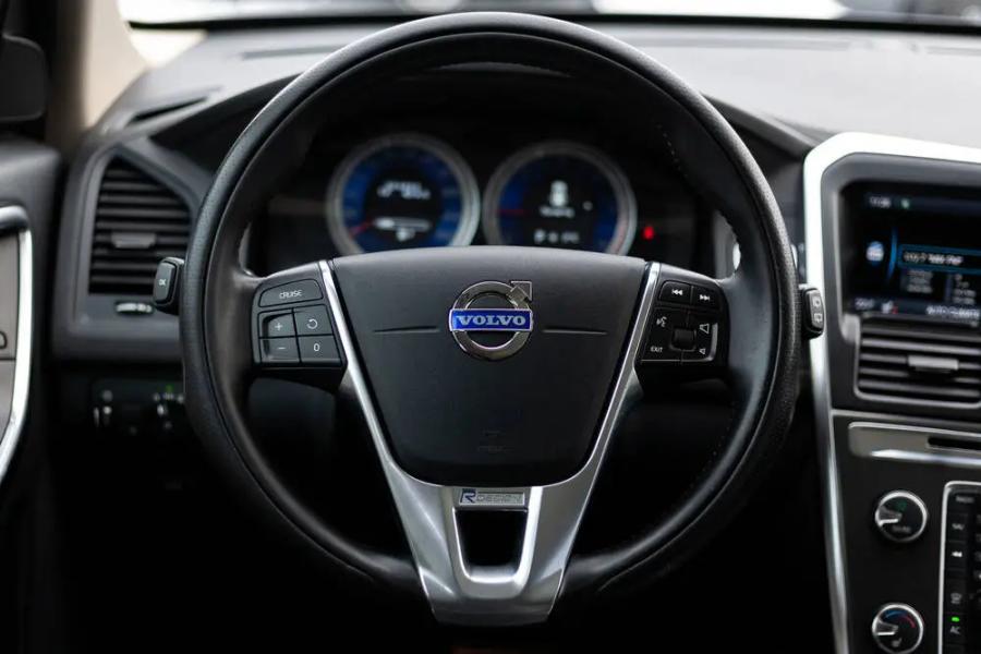 Melns Volvo XC60 2013 Rīga, ar dzinēja tilpumu 2.00 L un nobraukumu 324 tūkst. km par 10250 €, foto 23 vietnē AUTOMOTO.COM.LV