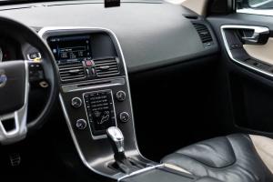Melns Volvo XC60 2013 Rīga, ar dzinēja tilpumu 2.00 L un nobraukumu 324 tūkst. km par 10250 €, foto 24 vietnē AUTOMOTO.COM.LV