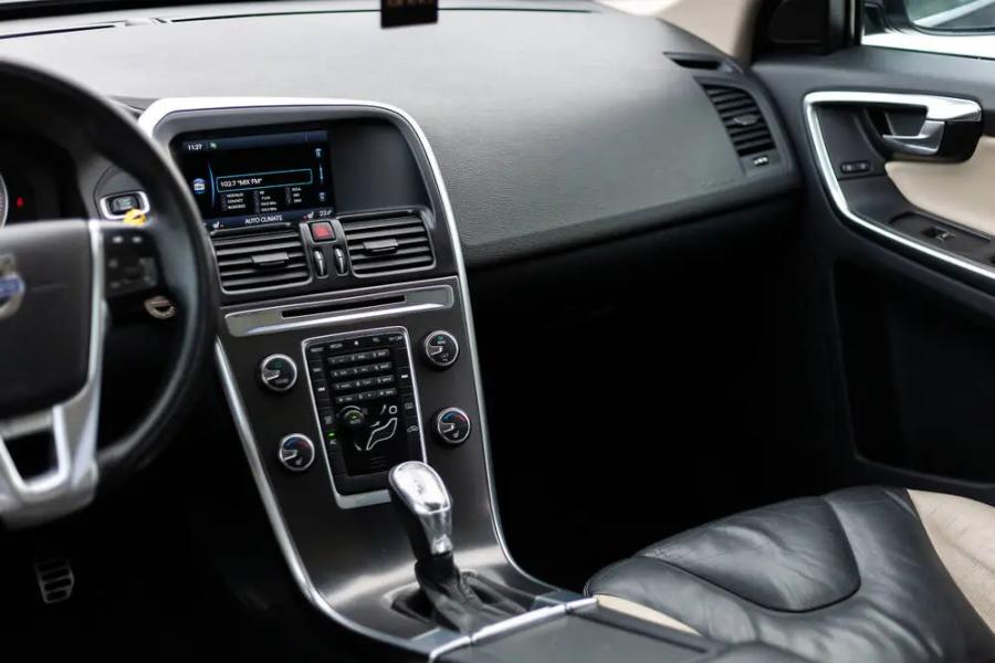 Melns Volvo XC60 2013 Rīga, ar dzinēja tilpumu 2.00 L un nobraukumu 324 tūkst. km par 10250 €, foto 24 vietnē AUTOMOTO.COM.LV