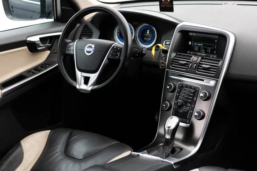 Melns Volvo XC60 2013 Rīga, ar dzinēja tilpumu 2.00 L un nobraukumu 324 tūkst. km par 10250 €, foto 25 vietnē AUTOMOTO.COM.LV
