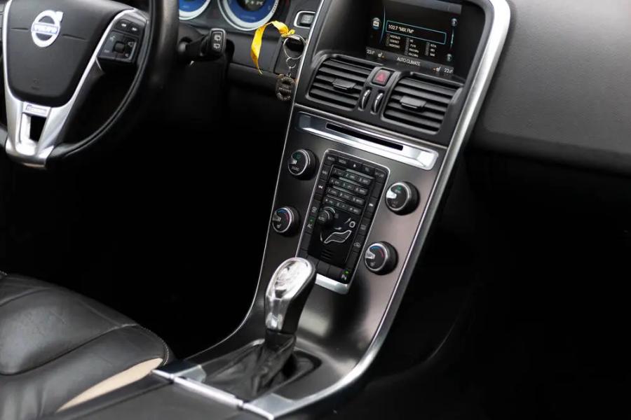Melns Volvo XC60 2013 Rīga, ar dzinēja tilpumu 2.00 L un nobraukumu 324 tūkst. km par 10250 €, foto 26 vietnē AUTOMOTO.COM.LV