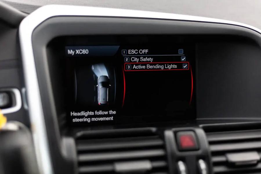 Melns Volvo XC60 2013 Rīga, ar dzinēja tilpumu 2.00 L un nobraukumu 324 tūkst. km par 10250 €, foto 29 vietnē AUTOMOTO.COM.LV