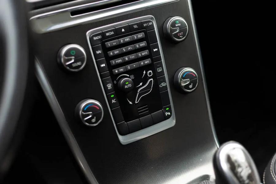 Melns Volvo XC60 2013 Rīga, ar dzinēja tilpumu 2.00 L un nobraukumu 324 tūkst. km par 10250 €, foto 30 vietnē AUTOMOTO.COM.LV