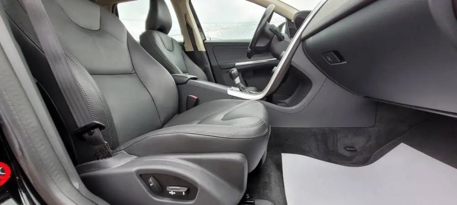 Black Volvo XC60 2013 in Riga, with an engine capacity of 2.40 L and mileage of 235 thousand km for 11990 €, photo 19 on AUTOMOTO.COM.LV